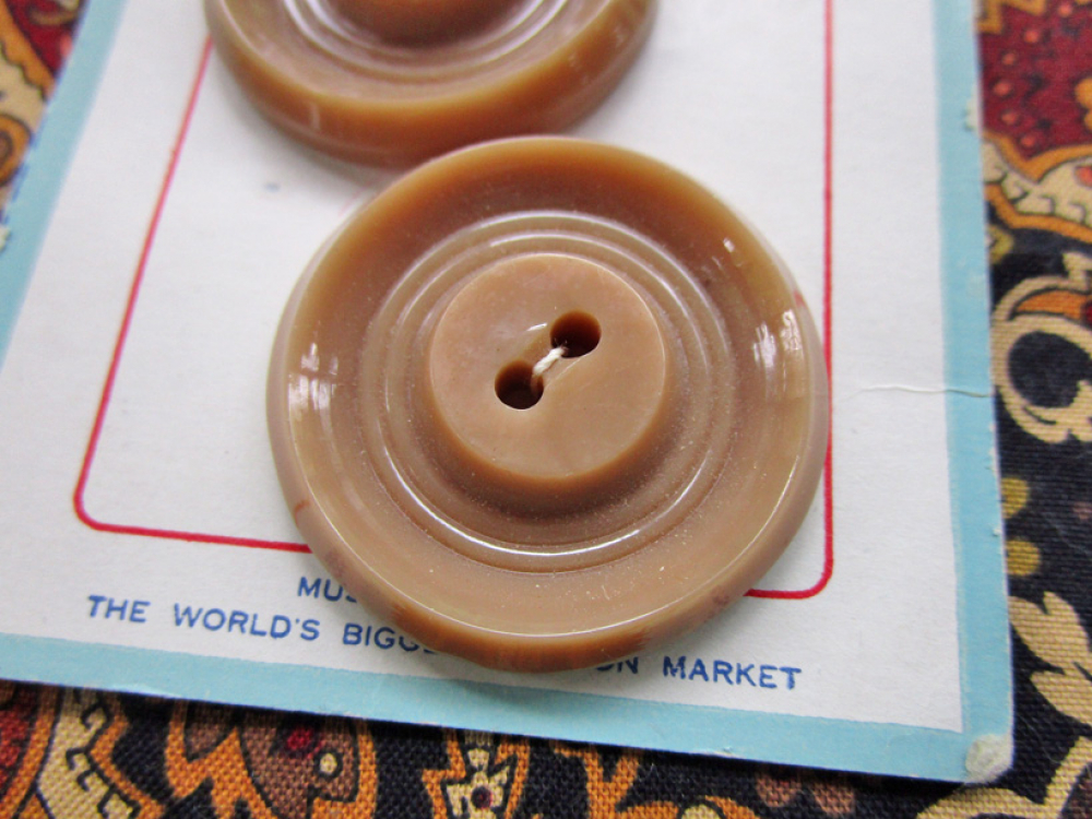 VB1392 Vintage B.W.Co Light Brown Plastic Buttons | Primrose Design