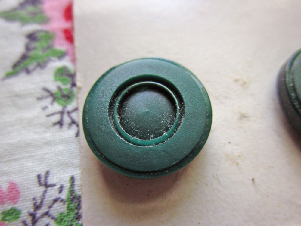 3 Vintage Streamline Dark Hunter Green Plastic Shank Buttons | Primrose ...